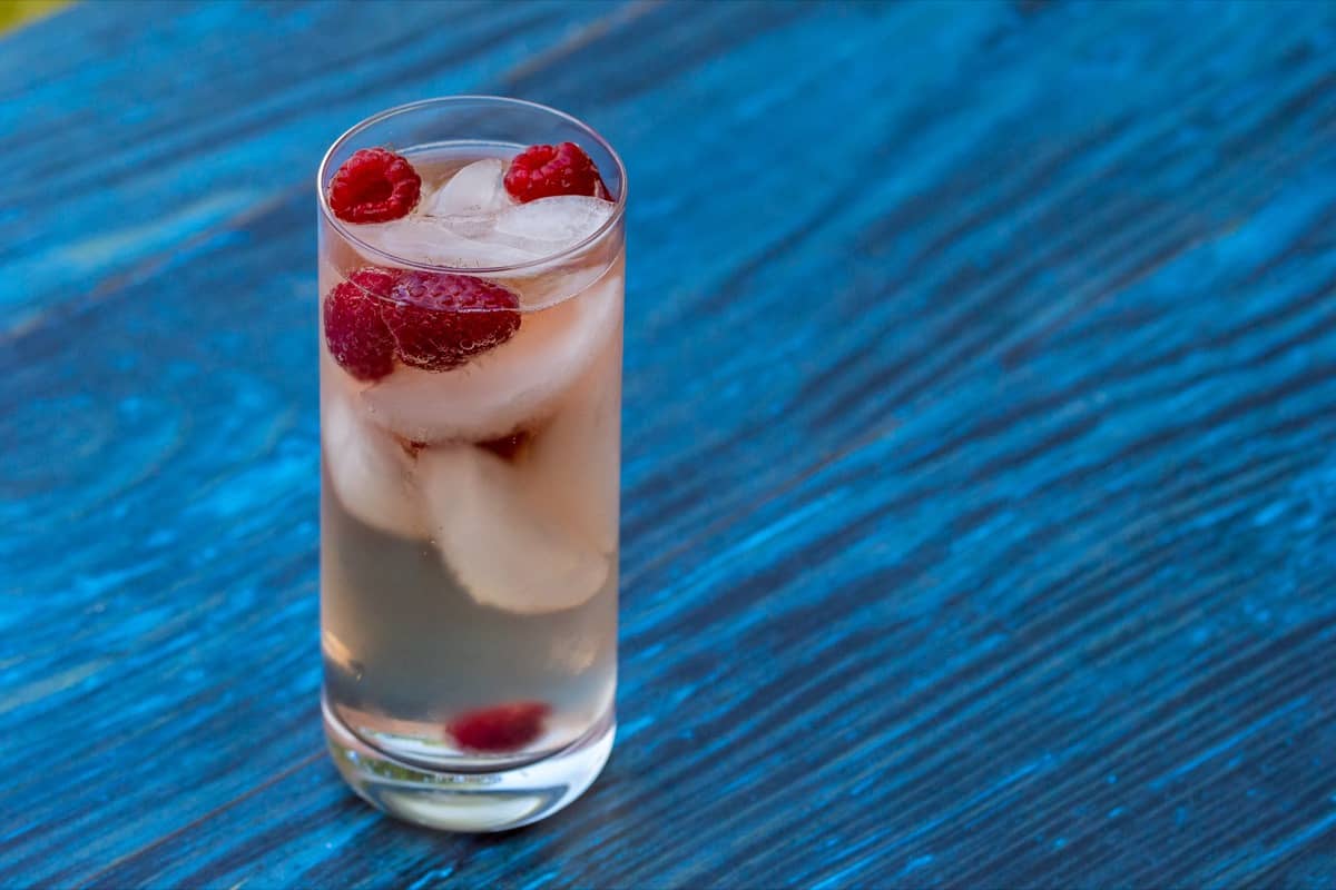 Strawberry Vodka Sparkler – Easy cocktail with soda water