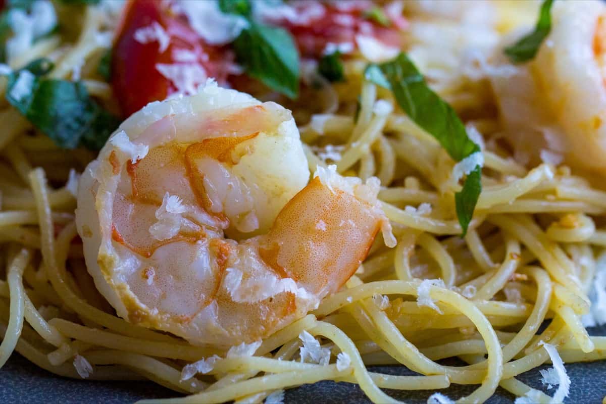 Shrimp Pasta with Tomatoes and Basil - Easy weeknight dinner recipe